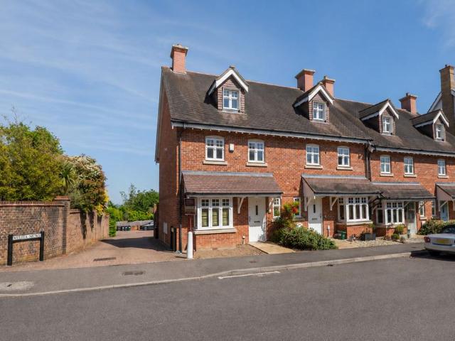 4 bedroom end of terrace house for sale