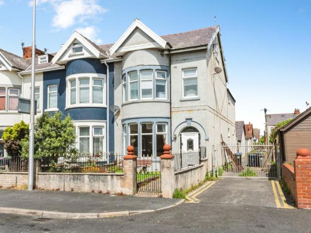 4 bedroom end of terrace house for sale