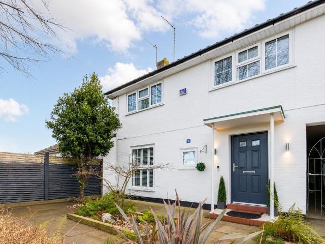 4 bedroom end of terrace house for sale