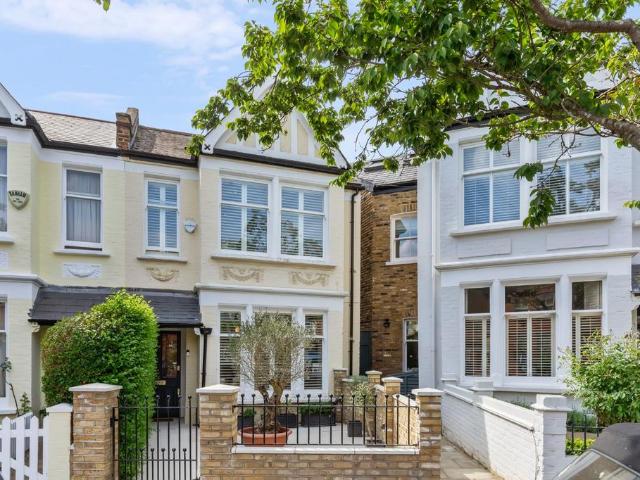 4 bedroom end of terrace house for sale