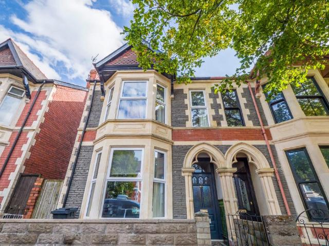 4 bedroom end of terrace house for sale