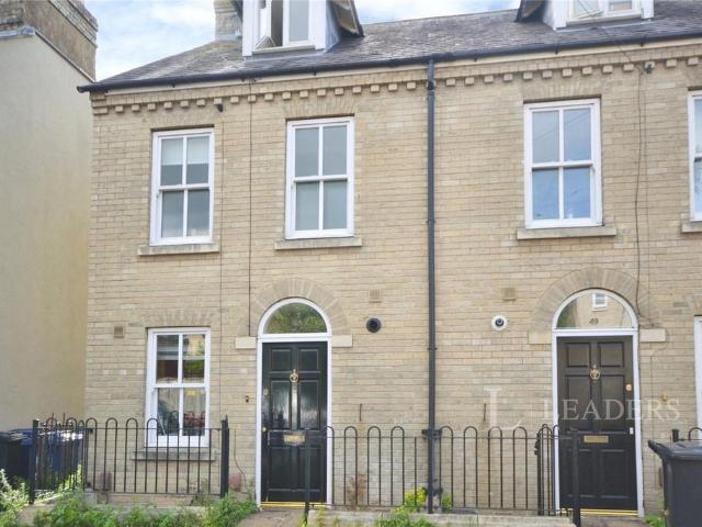 4 bedroom end of terrace house for sale