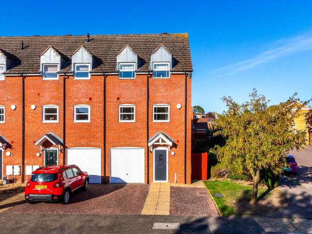 4 bedroom end of terrace house for sale