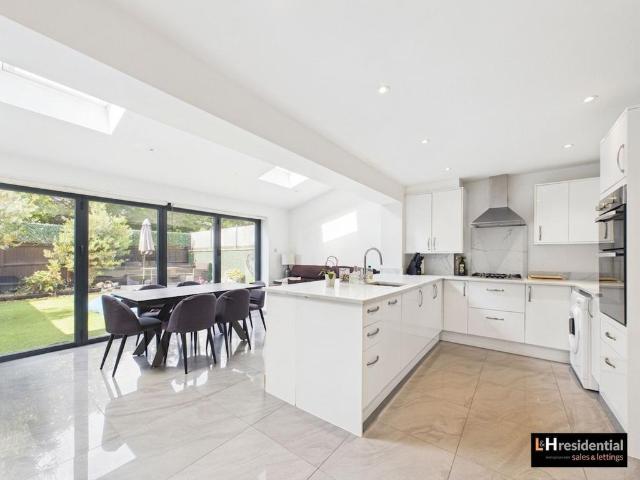 4 bedroom end of terrace house for sale