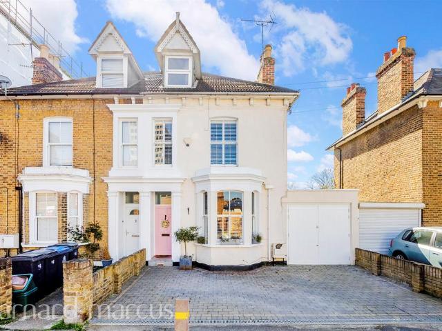 4 bedroom end of terrace house for sale