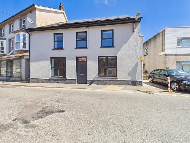 4 bedroom end of terrace house for sale