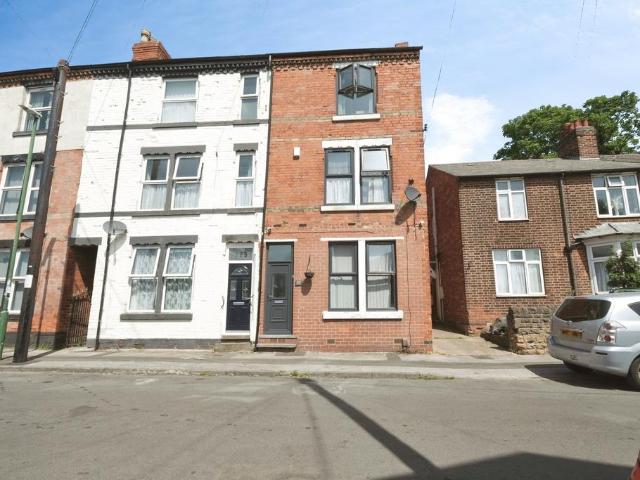 4 bedroom end of terrace house for sale