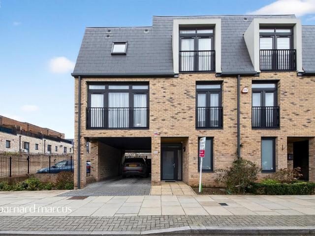 4 bedroom end of terrace house for sale