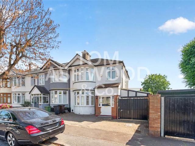 4 bedroom end of terrace house for sale