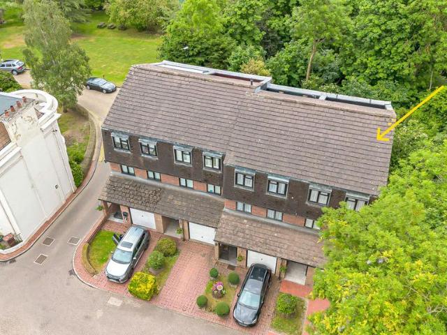 4 bedroom end of terrace house for sale