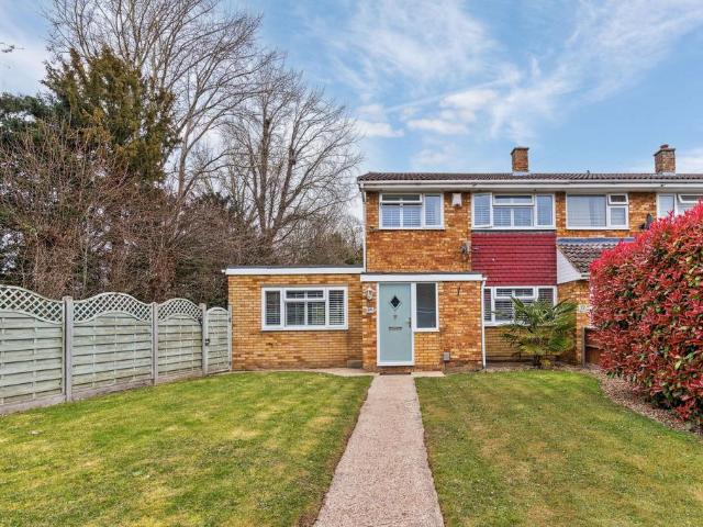 4 bedroom end of terrace house for sale