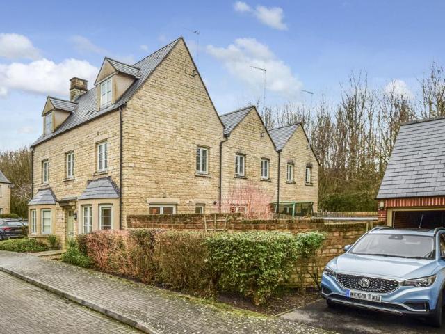4 bedroom end of terrace house for sale