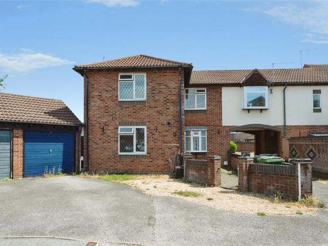 4 bedroom end of terrace house for sale