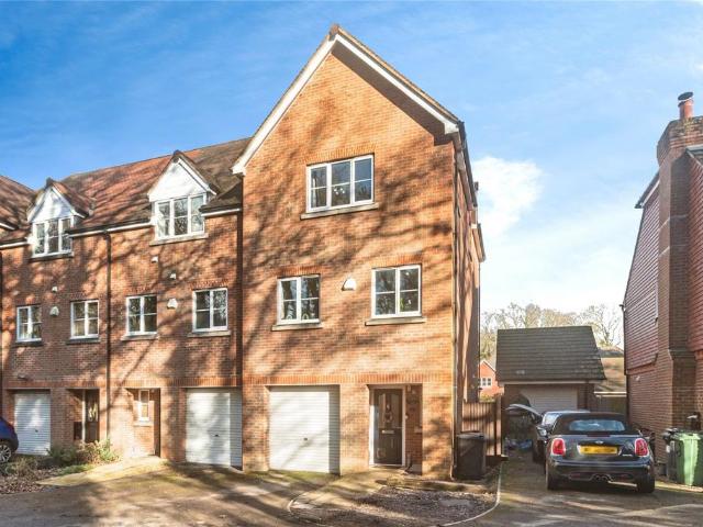 4 bedroom end of terrace house for sale