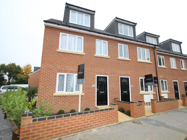 4 bedroom end of terrace house for sale