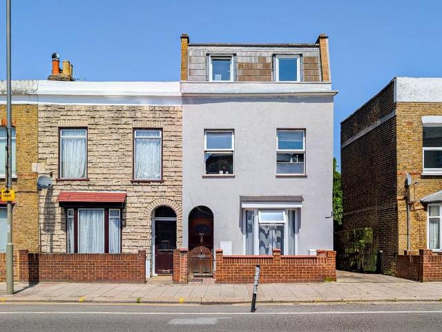 4 bedroom end of terrace house for sale