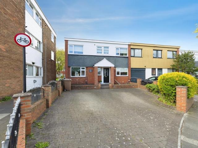4 bedroom end of terrace house for sale