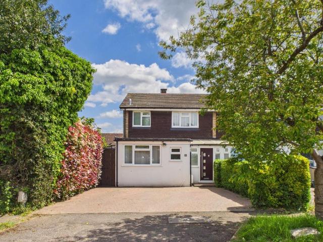 4 bedroom end of terrace house for sale