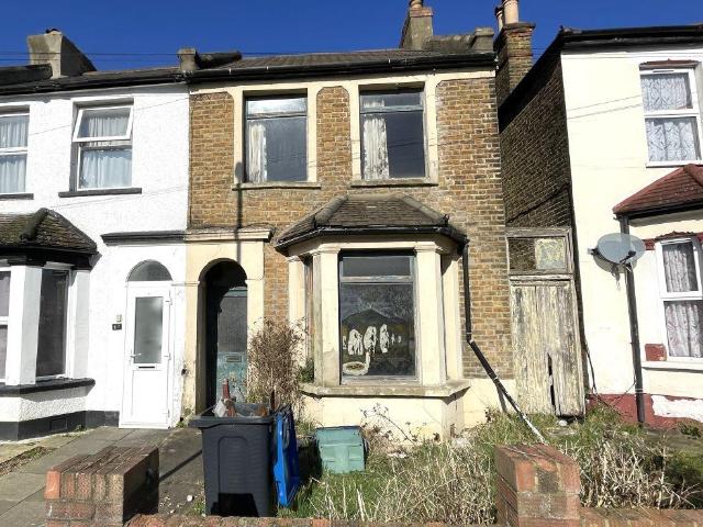 4 bedroom end of terrace house for sale