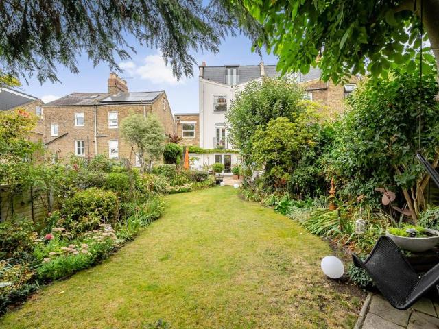 4 bedroom end of terrace house for sale