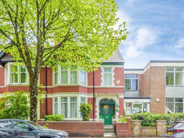 4 bedroom end of terrace house for sale