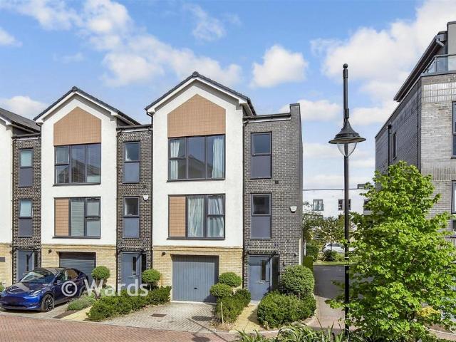 4 bedroom end of terrace house for sale