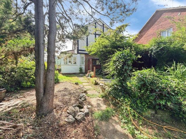 4 bedroom end of terrace house for sale
