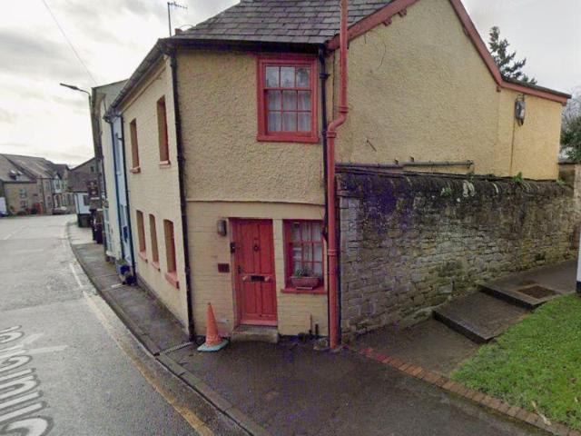 4 bedroom end of terrace house for sale