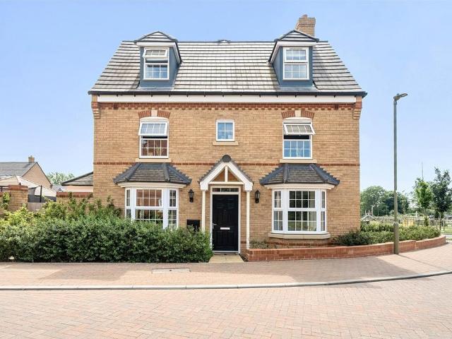 4 bedroom end of terrace house for sale