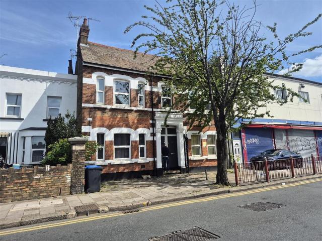 4 bedroom end of terrace house for sale