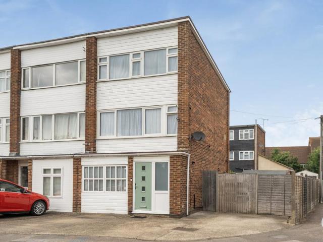 4 bedroom end of terrace house for sale