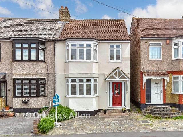 4 bedroom end of terrace house for sale