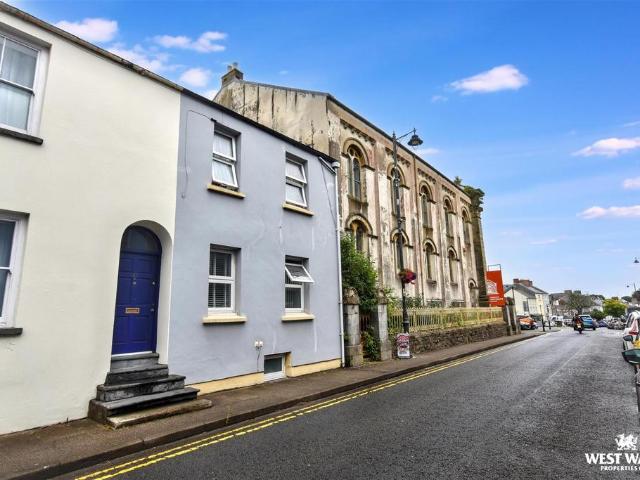 4 bedroom end of terrace house for sale