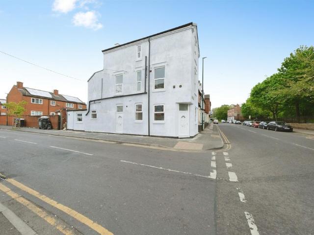 4 bedroom end of terrace house for sale