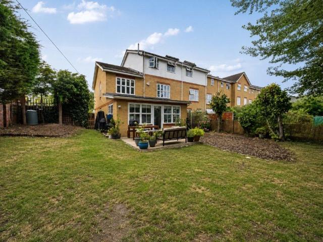 4 bedroom end of terrace house for sale