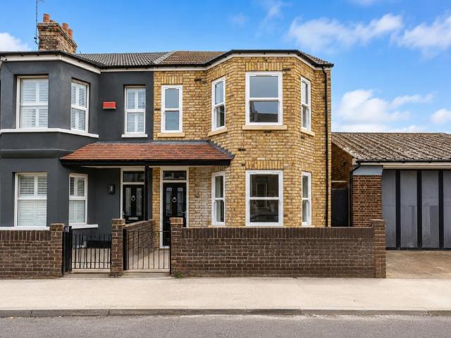 4 bedroom end of terrace house for sale