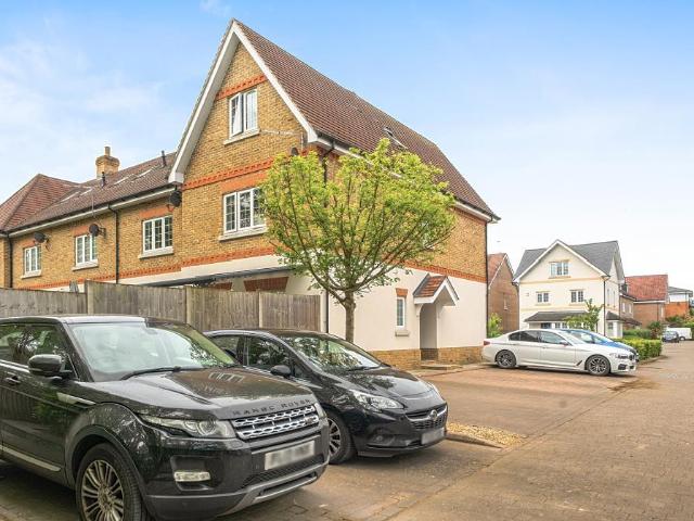 4 bedroom end of terrace house for sale