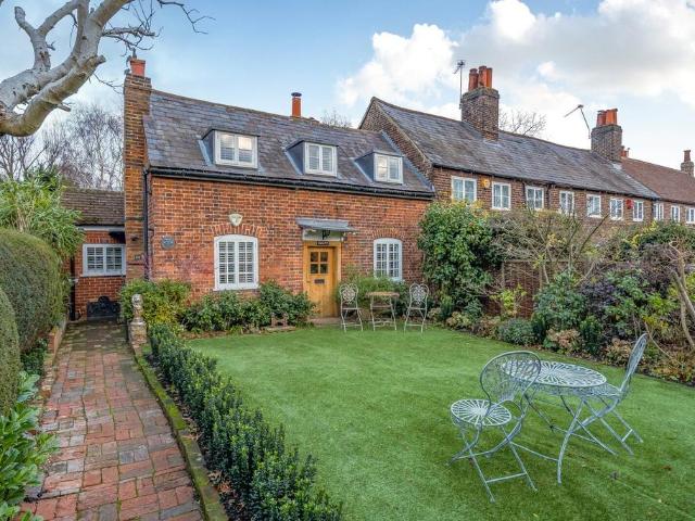 4 bedroom end of terrace house for sale