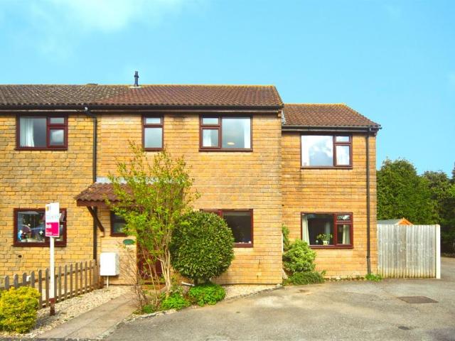 4 bedroom end of terrace house for sale