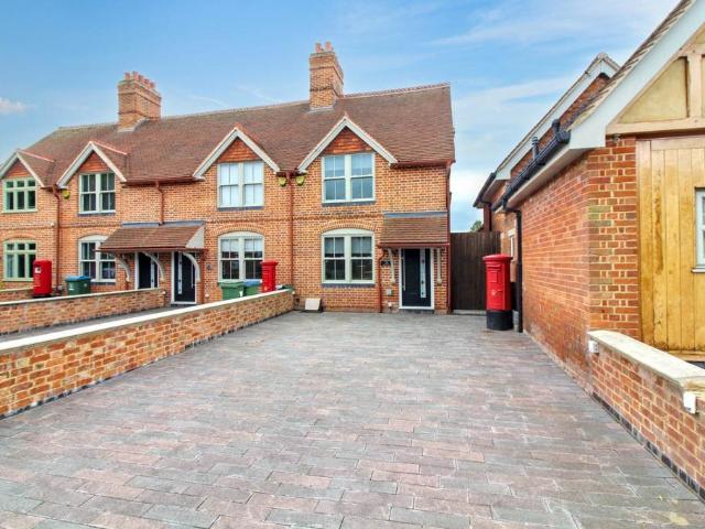 4 bedroom end of terrace house for sale