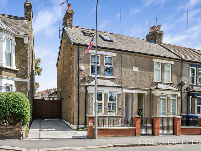4 bedroom end of terrace house for sale