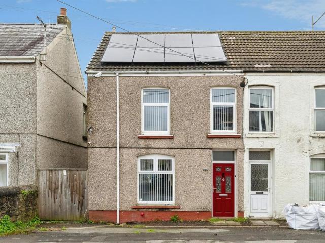 4 bedroom end of terrace house for sale
