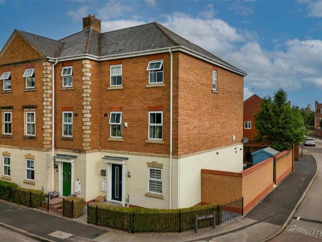 4 bedroom end of terrace house for sale