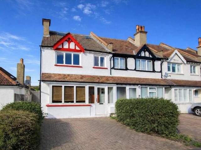 4 bedroom end of terrace house for sale