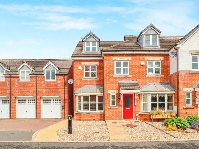 4 bedroom end of terrace house for sale