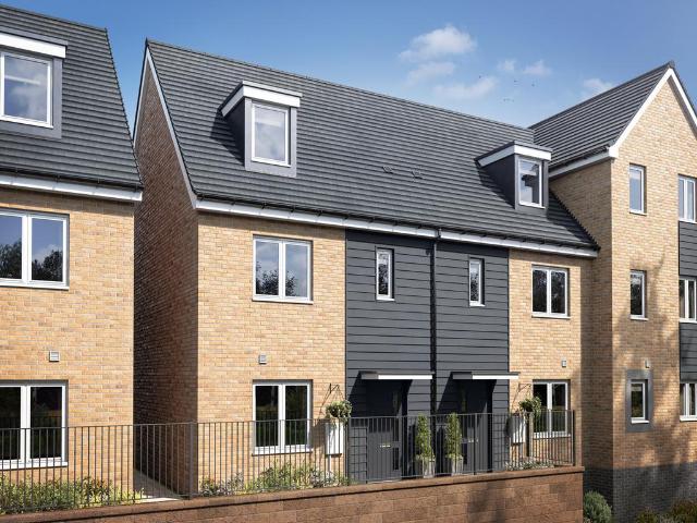 4 bedroom end of terrace house for sale