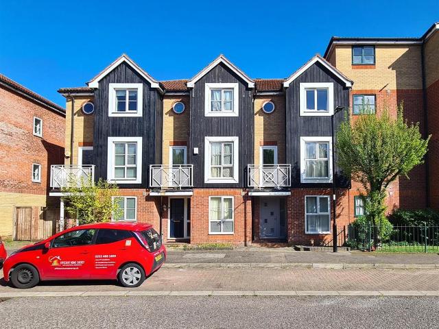 4 bedroom end of terrace house for sale