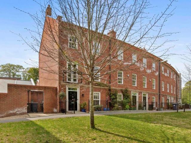 4 bedroom end of terrace house for sale