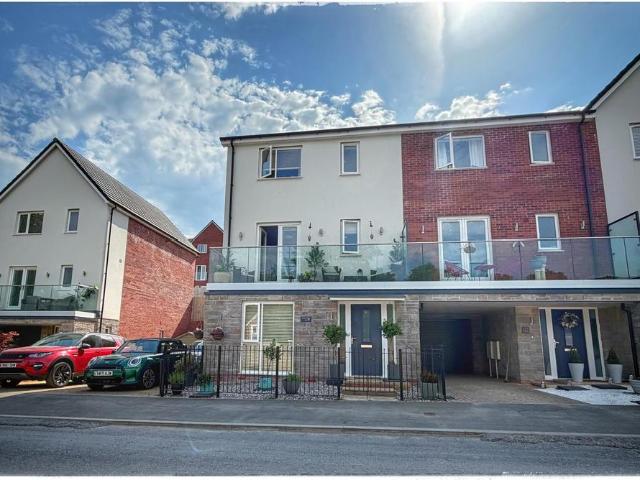 4 bedroom end of terrace house for sale