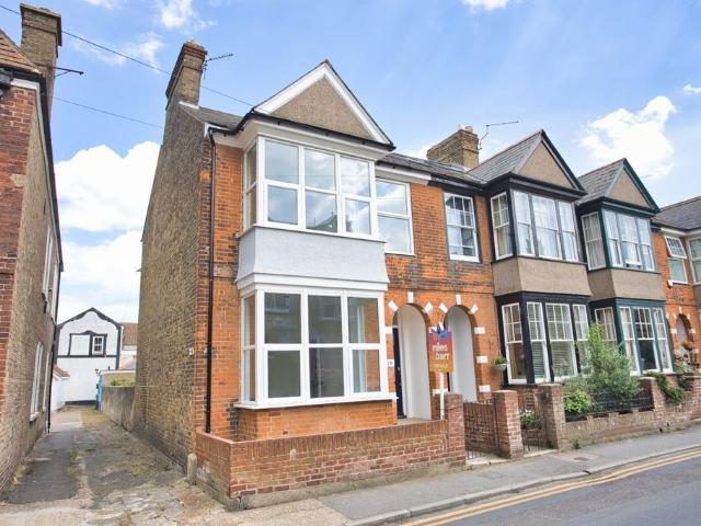 4 bedroom end of terrace house for sale